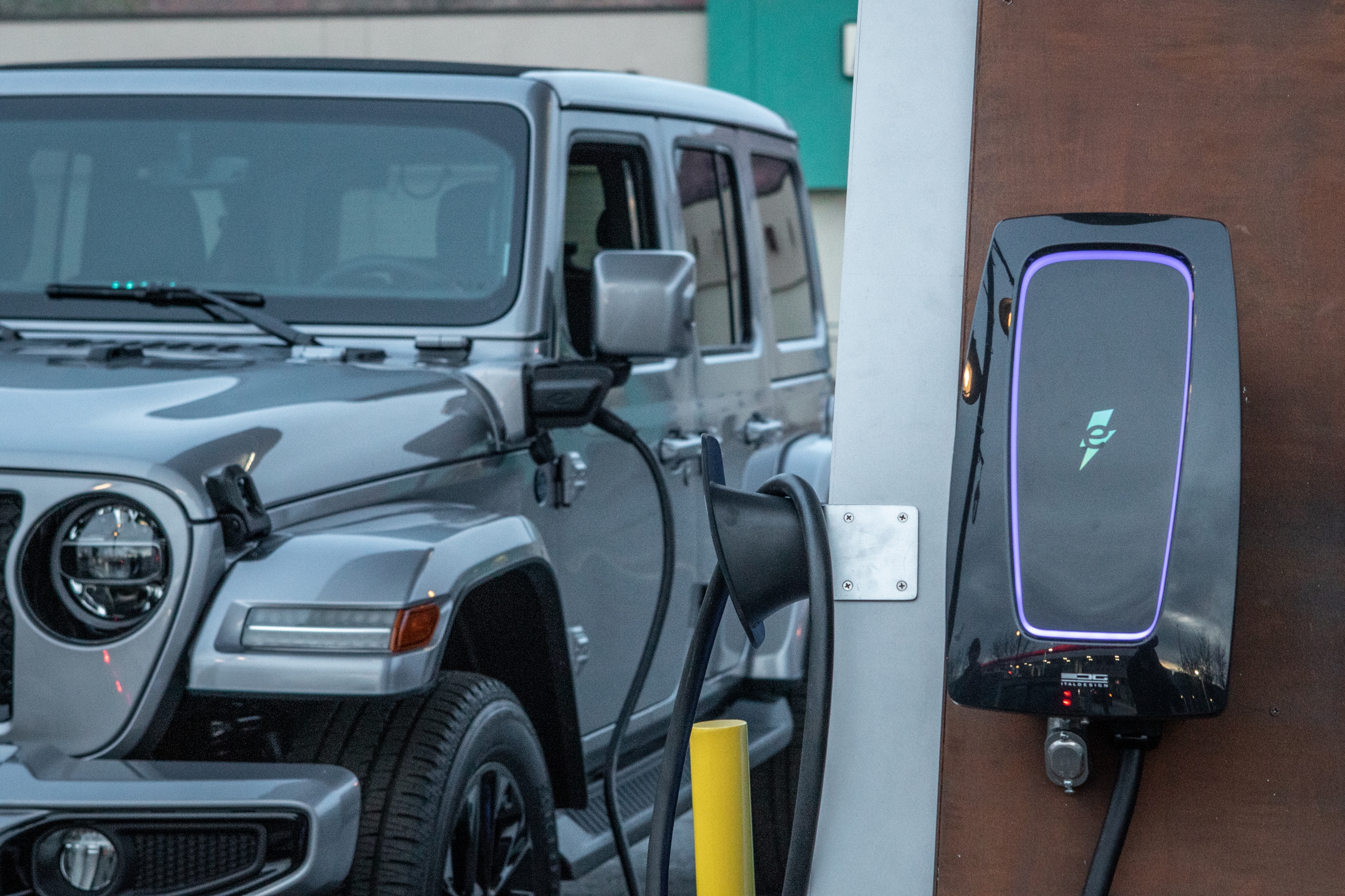 Can a PHEV work with a standard wall outlet? - EV Pulse