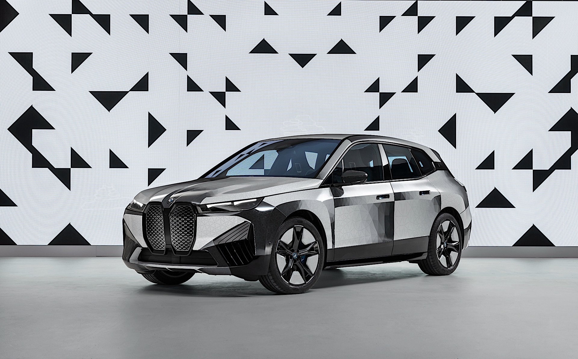 BMW debuts changing exterior color on iX crossover - EV Pulse