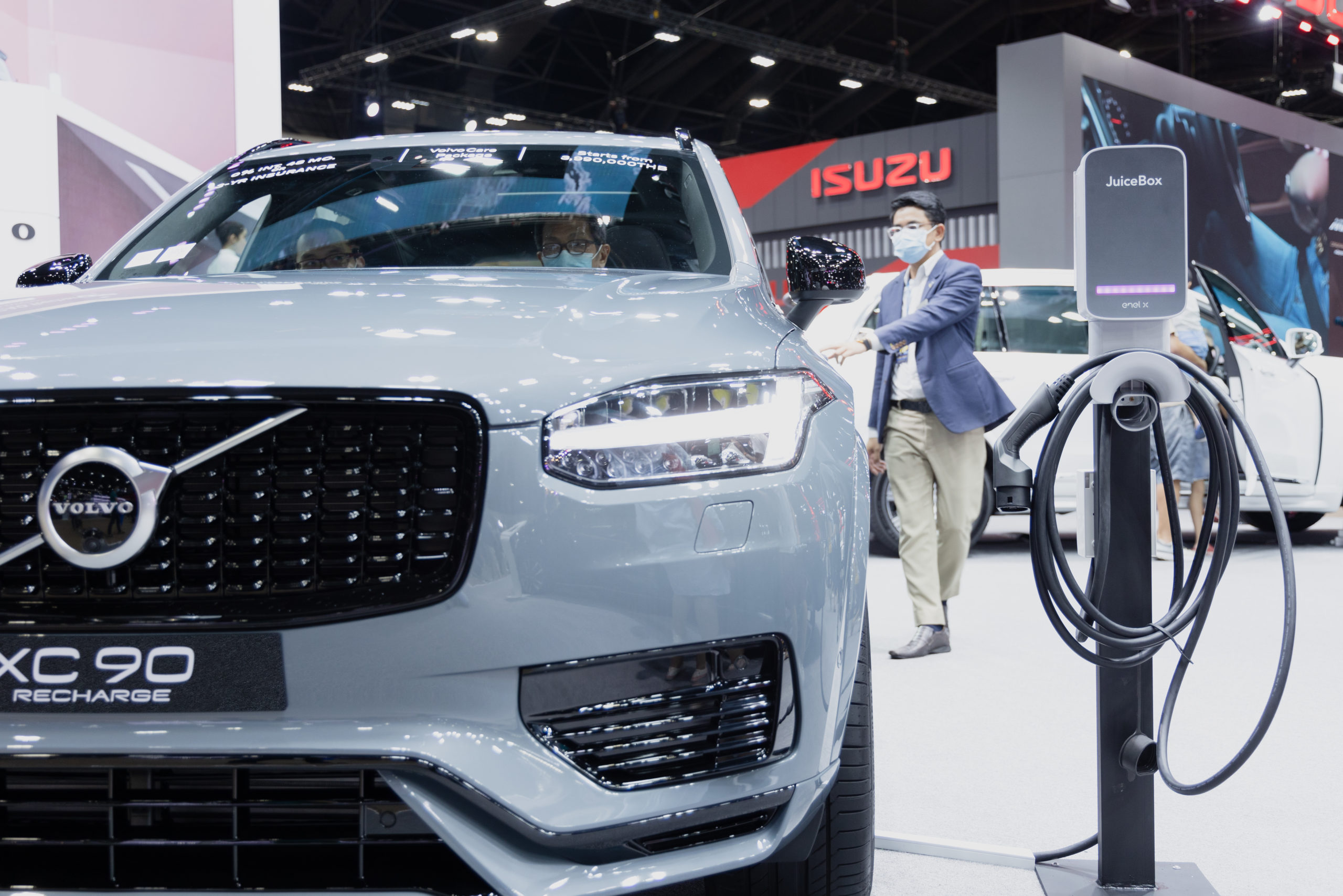 Volvo shows dealers upcoming BEVs and PHEVs: Report - EV Pulse