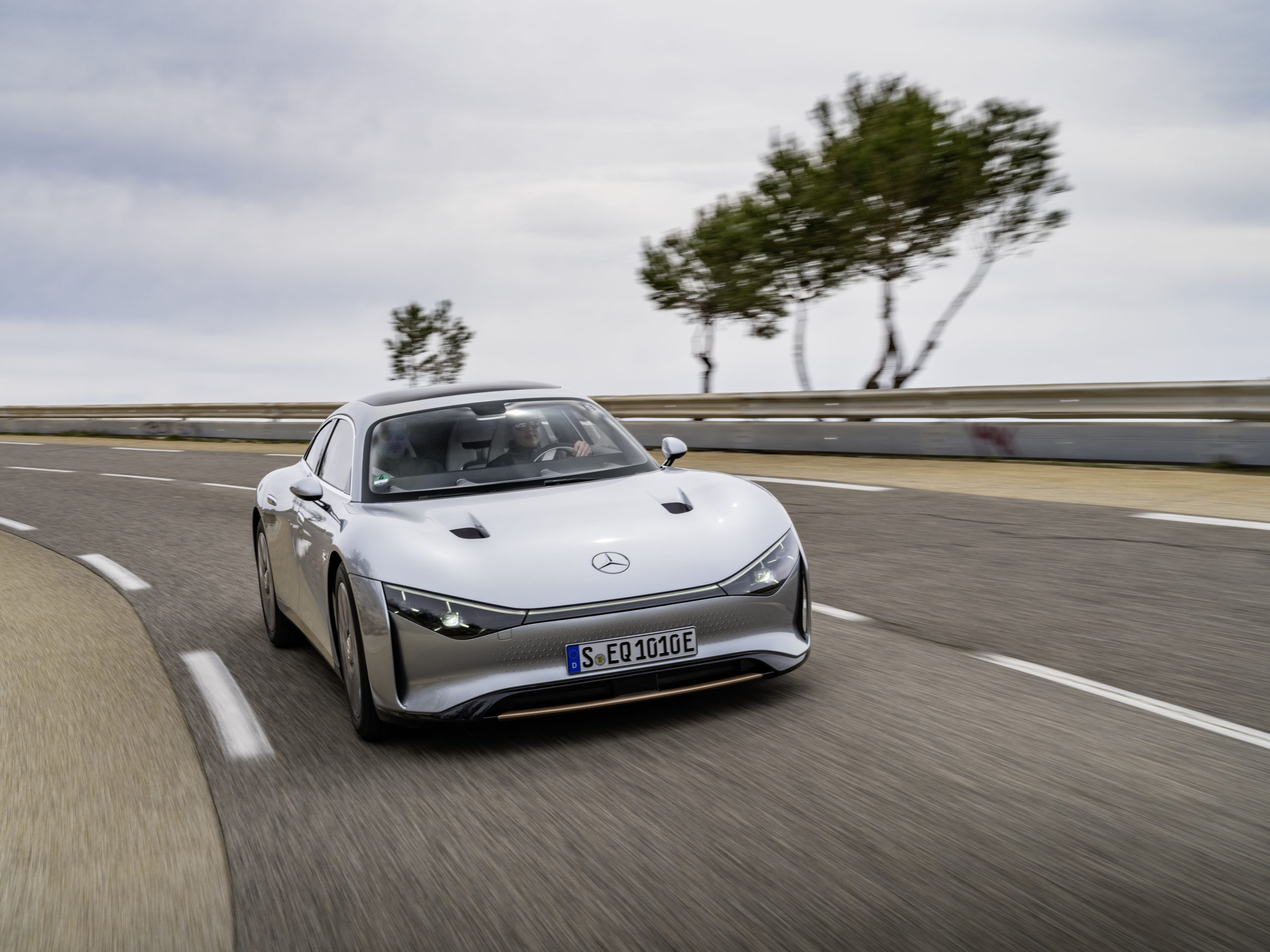 Mercedes-Benz Vision EQXX goes over 600 miles on a single charge - EV Pulse