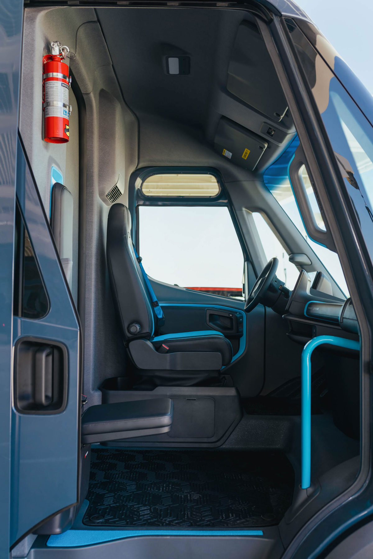 Amazon driver gives an up-close look at the new Rivian EDV all-electric ...