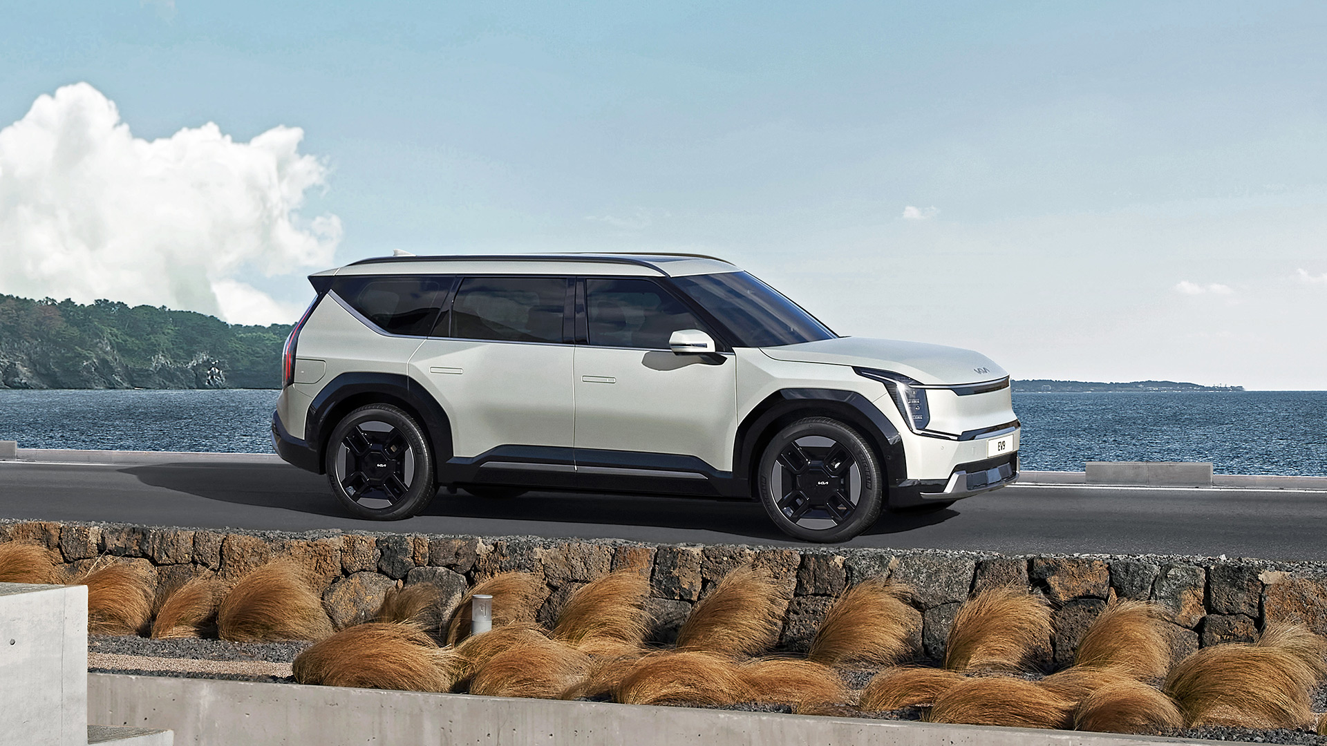 Kia EV9 makes its official debut wearing more traditional SUV styling ...
