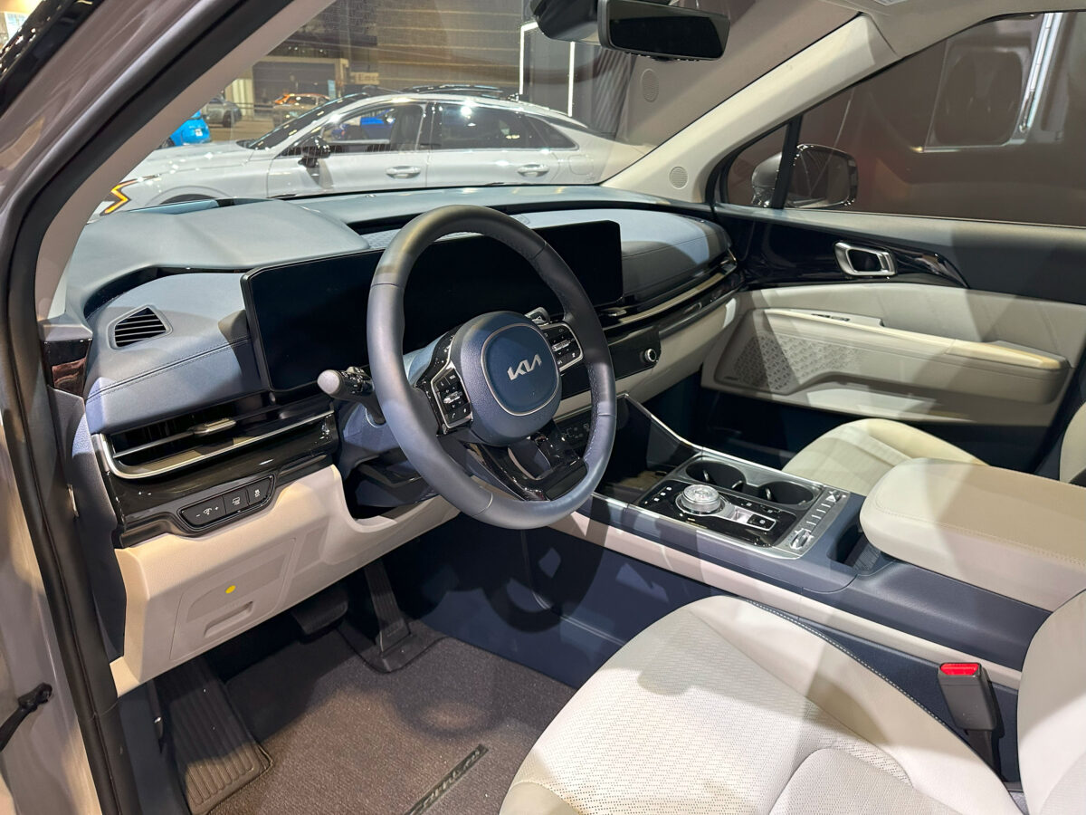 Updated 2025 Kia Carnival minivan offers new hybrid drivetrain - EV Pulse