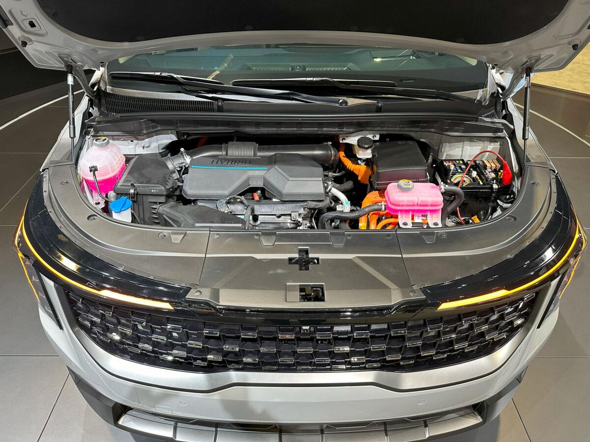 Updated 2025 Kia Carnival minivan offers new hybrid drivetrain - EV Pulse