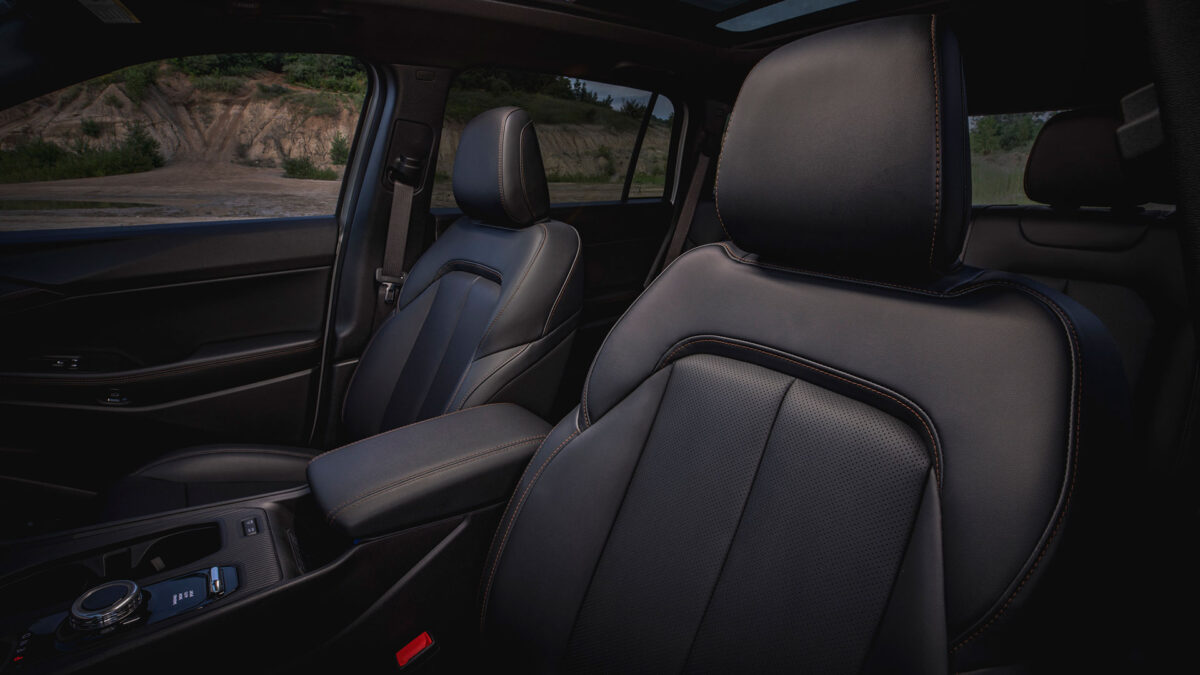 2026 Jeep Cherokee debuts hybrid power, 500 mile range target - EV Pulse